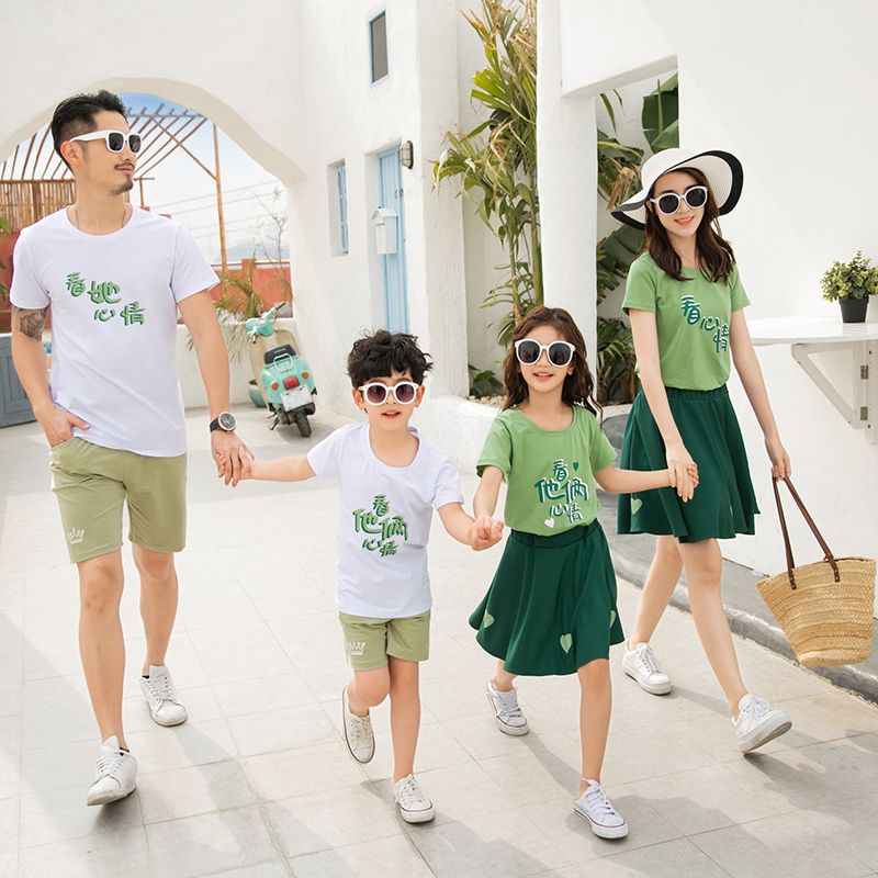 Padres e hijos días tres de cuatro familias madre e hija o día padre e hijo desgaste de tres ...